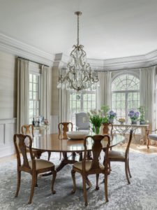 20 Fantastic Traditional Dining Room Interiors That Sparkle With Elegance