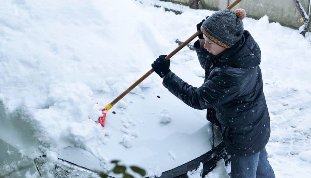 7 Best Snow Brooms | Reviews + Guide